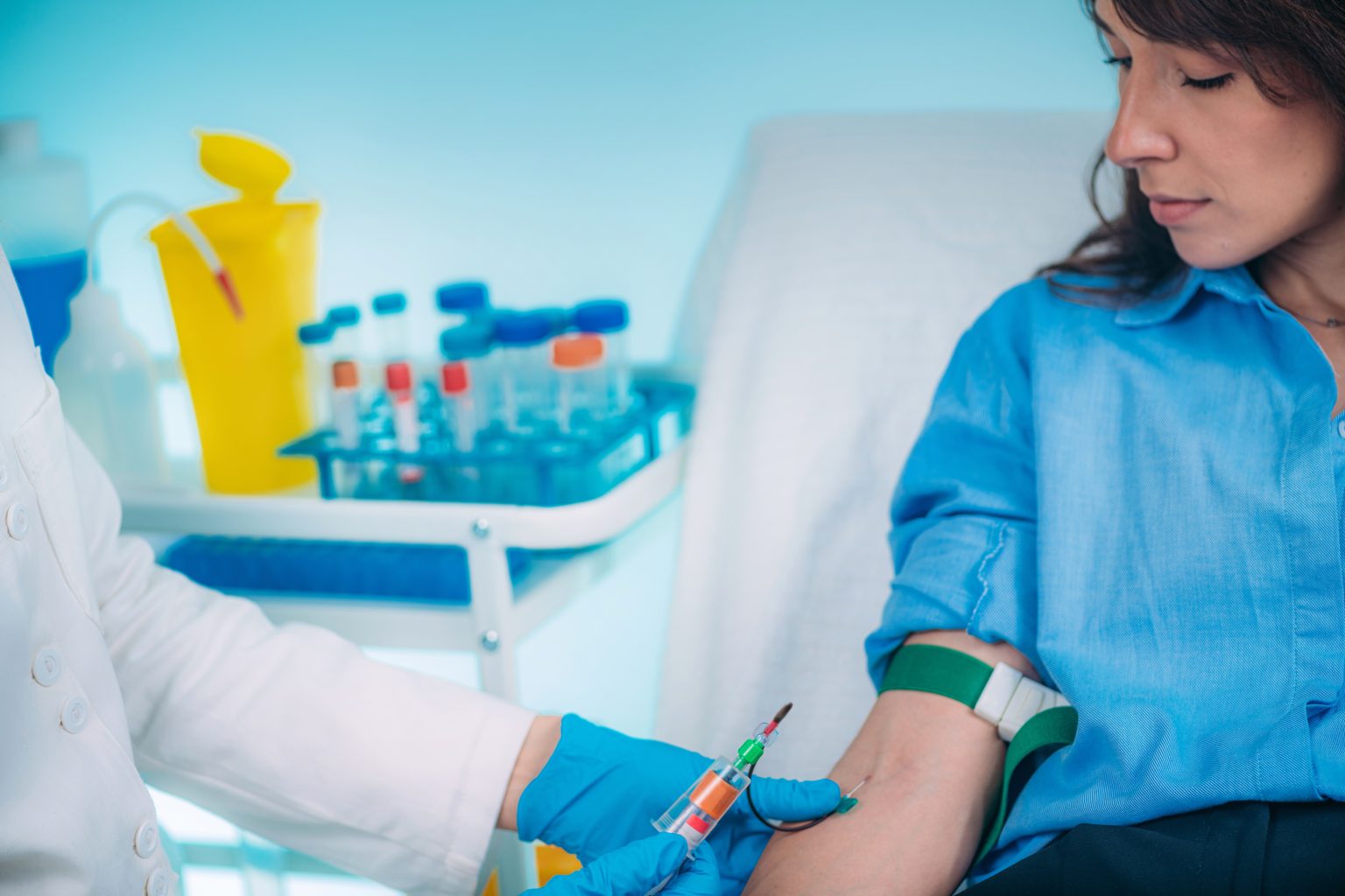 Fezes escuras e suas causas mais comuns e preocupantes | Blog dr.consulta